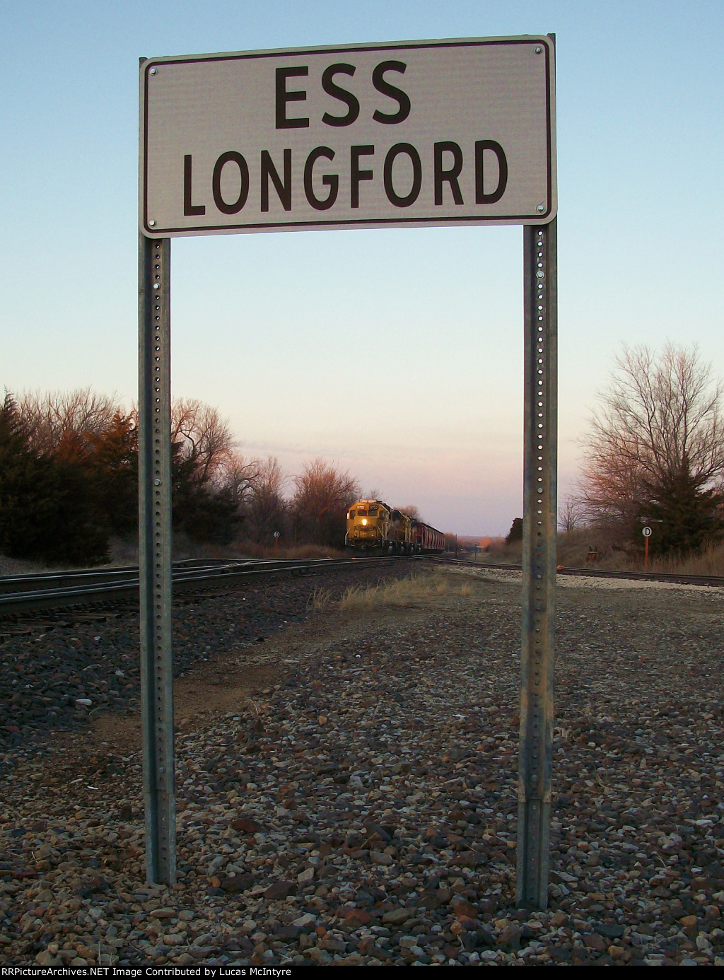 BNSF 8722 tied down eastbound BNSF local train